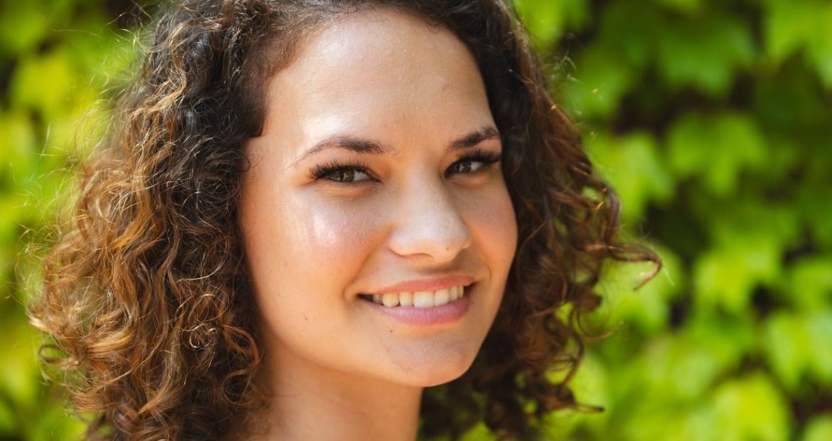 Cabelo natural castanho claro: ilumine e realce sua beleza única