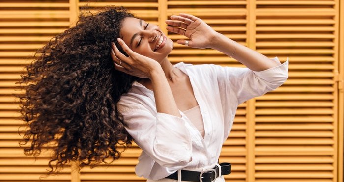 Como fazer o cabelo cacheado crescer mais rápido | L'Oréal Paris