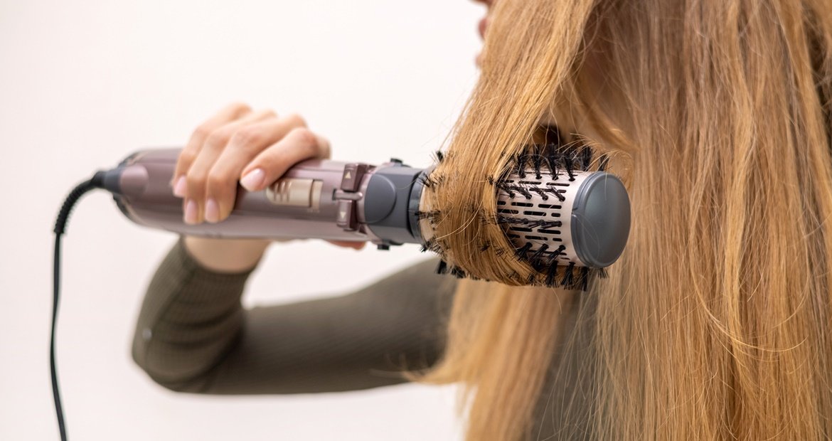 Escova modeladora: o que é, como usar e como cuidar dos fios