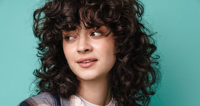 Quem tem cabelo cacheado pode fazer franja?