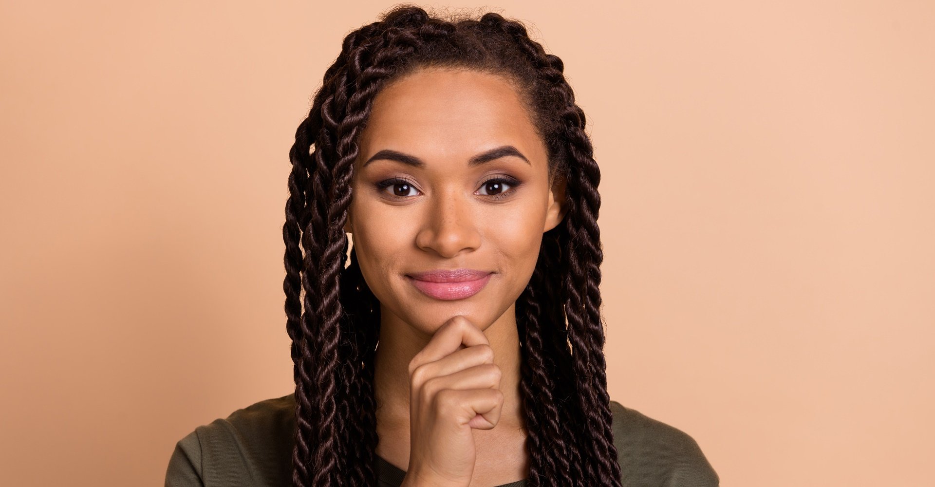 Mulher Sorridente Mo No Queixo Tranas Soltas