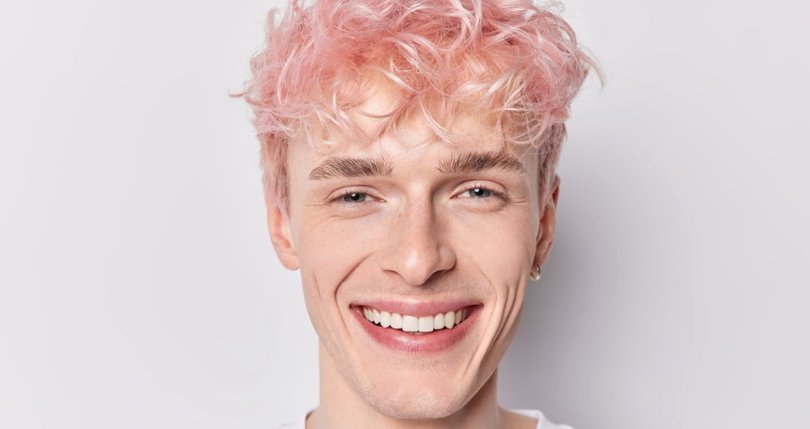 Cabelo rosé masculino