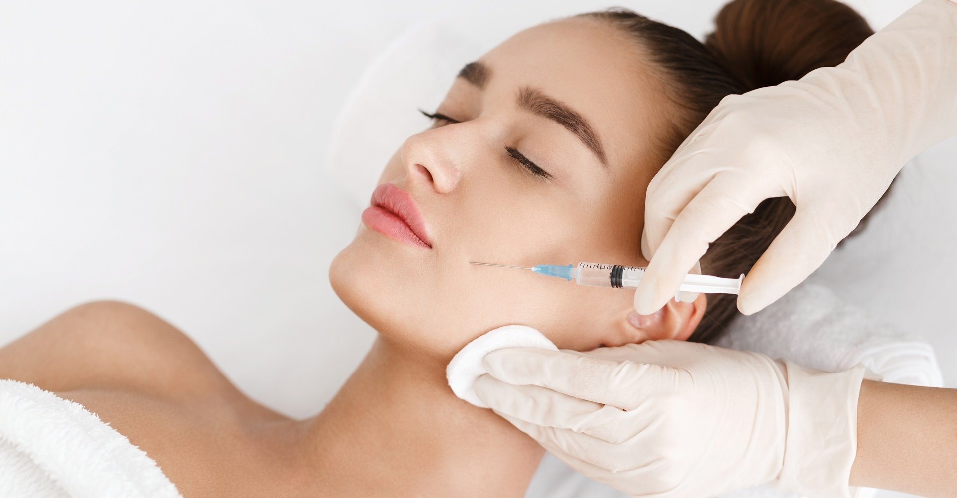 Mulher colocando preenchimento com ácido hialurônico com profissional.