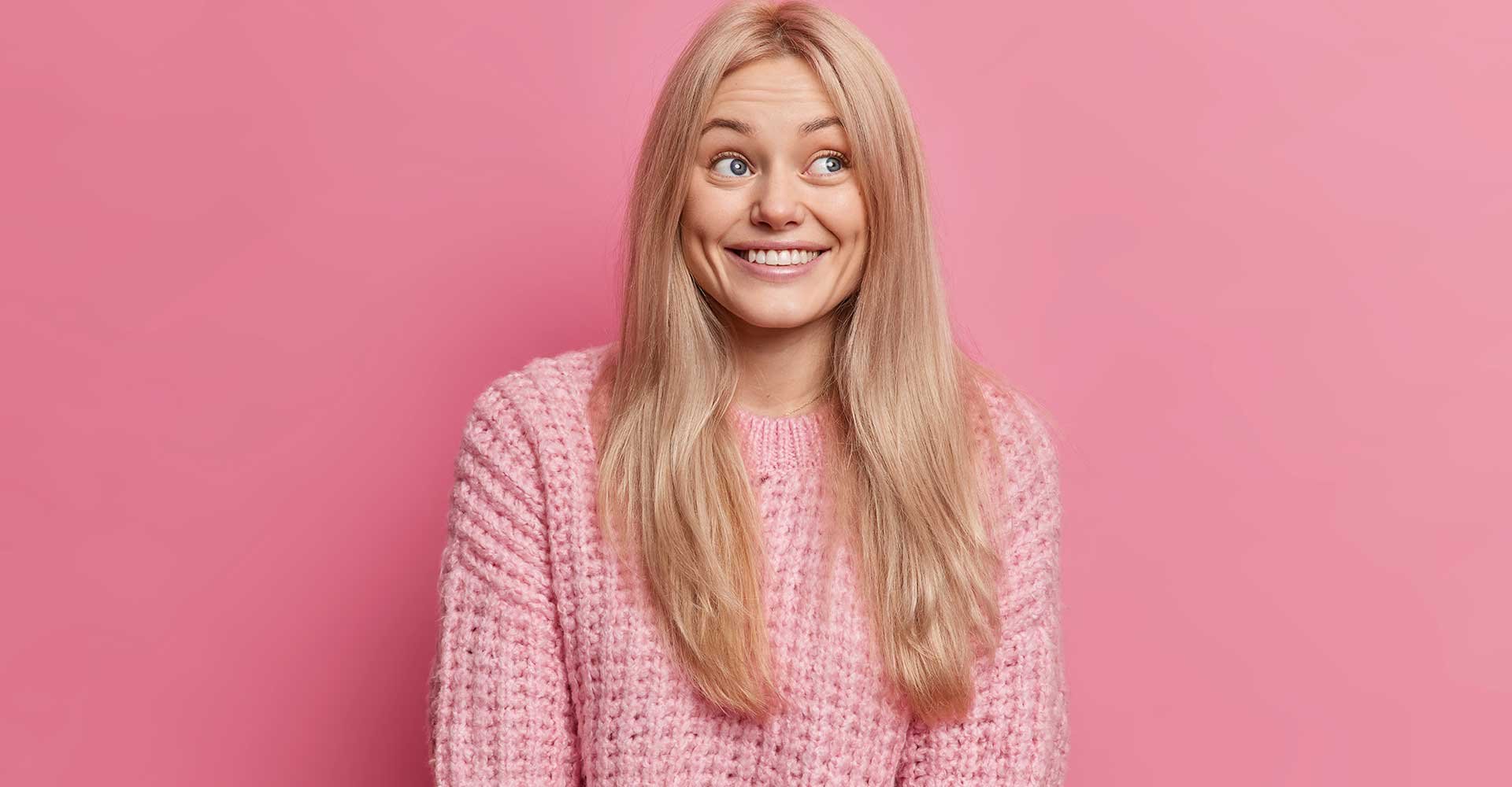 Cabelos loiro rosê: cor é tendência em desfiles e entre famosas